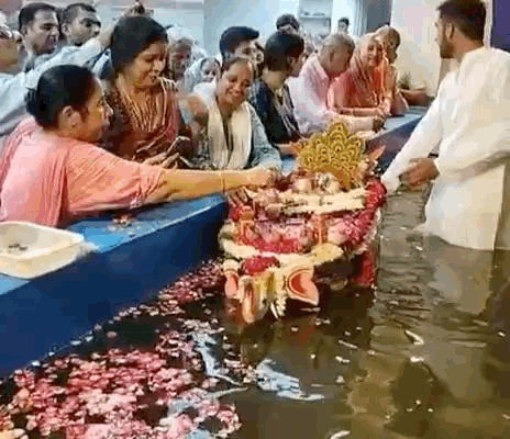Bhilwara Balaji Ice Shringar | 51 Ice Slabs & 2100 Kg Aamras Offering