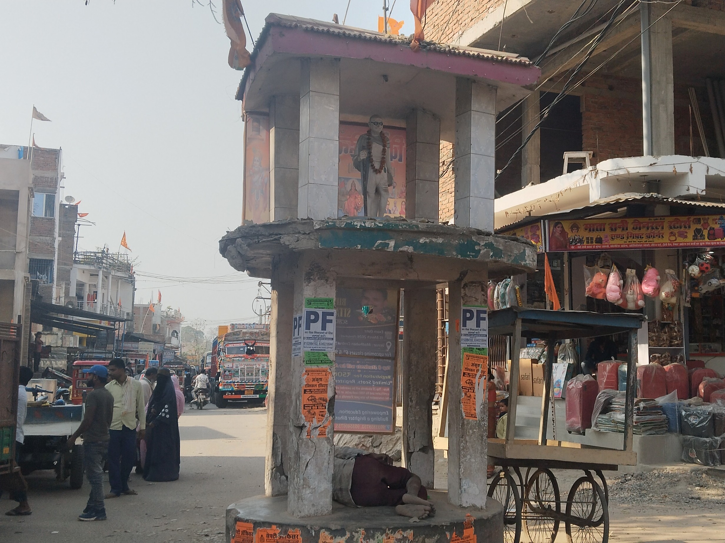 Madhuban Gandhi Statue Crumbling | Accident Risk High