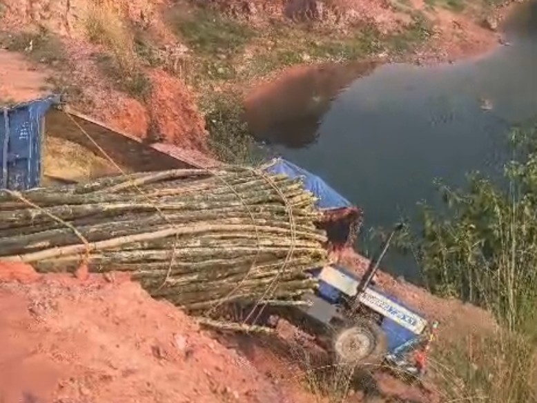 Sheikhpura Tractor Accident | Driver Jumps to Save Life