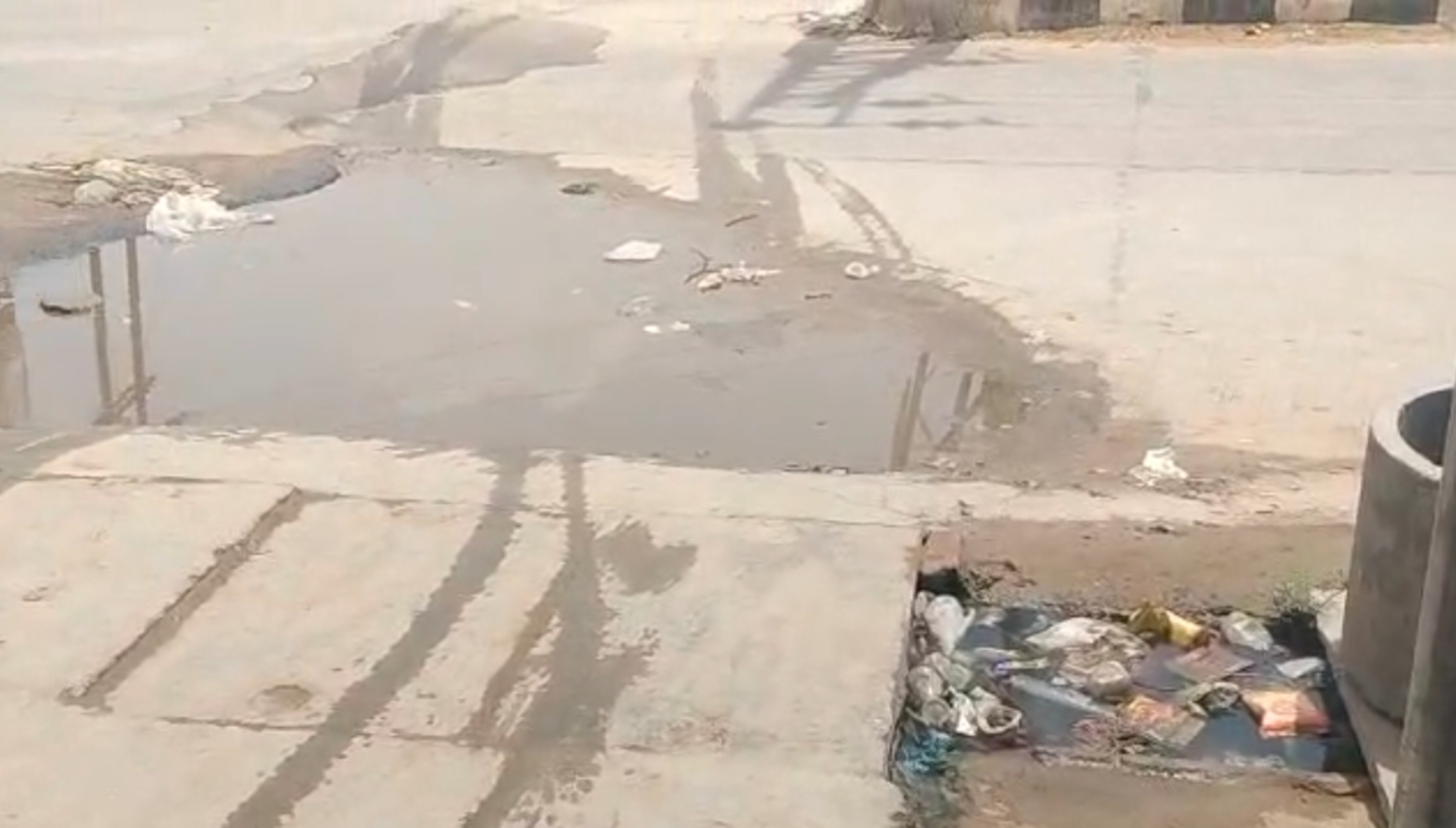 Dirty water spread on the road due to lack of cleaning of drain