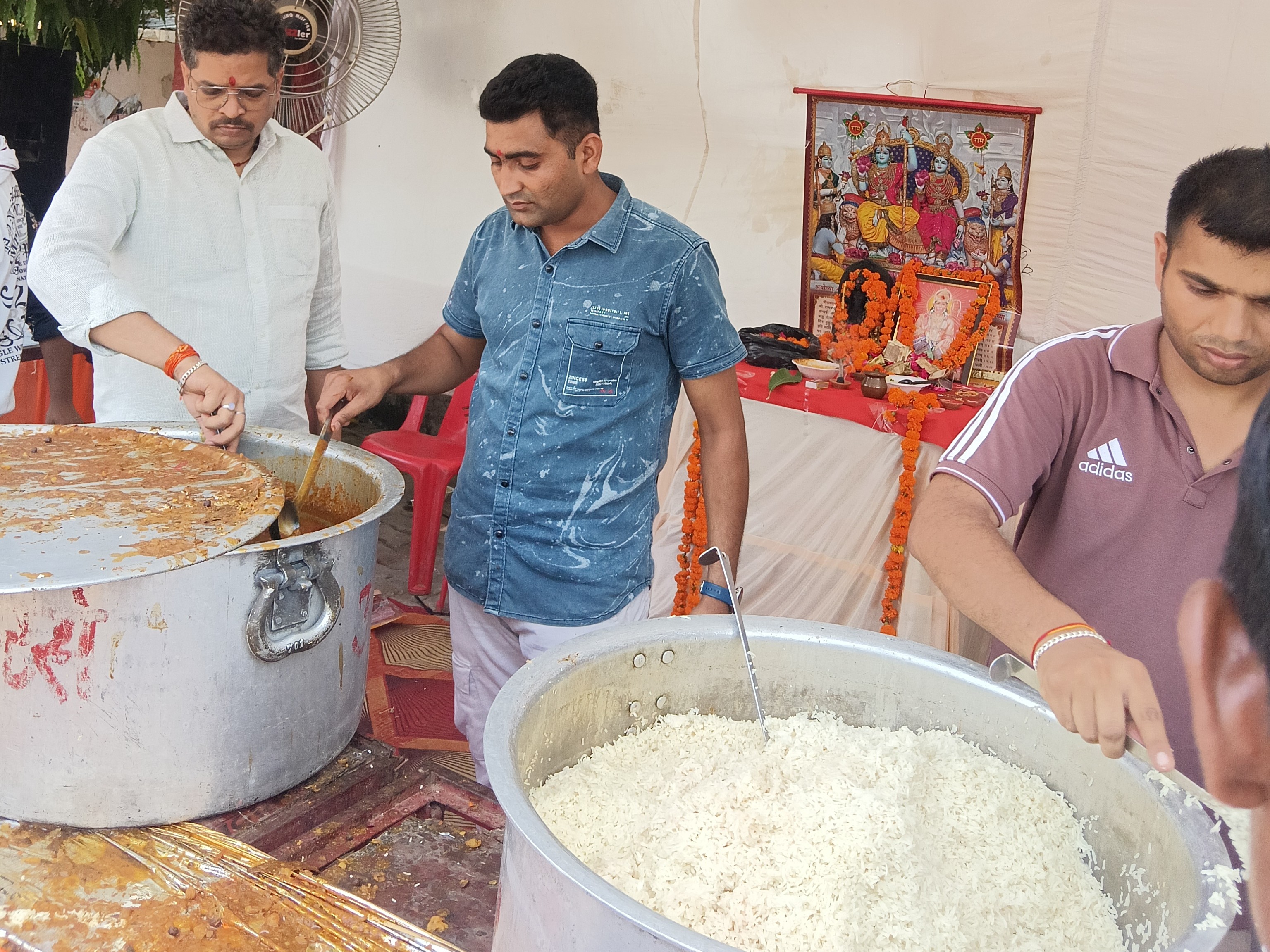 Khairabad Bada Mangal: Prasad Vitran & Bhajans | Devotees Celebrate