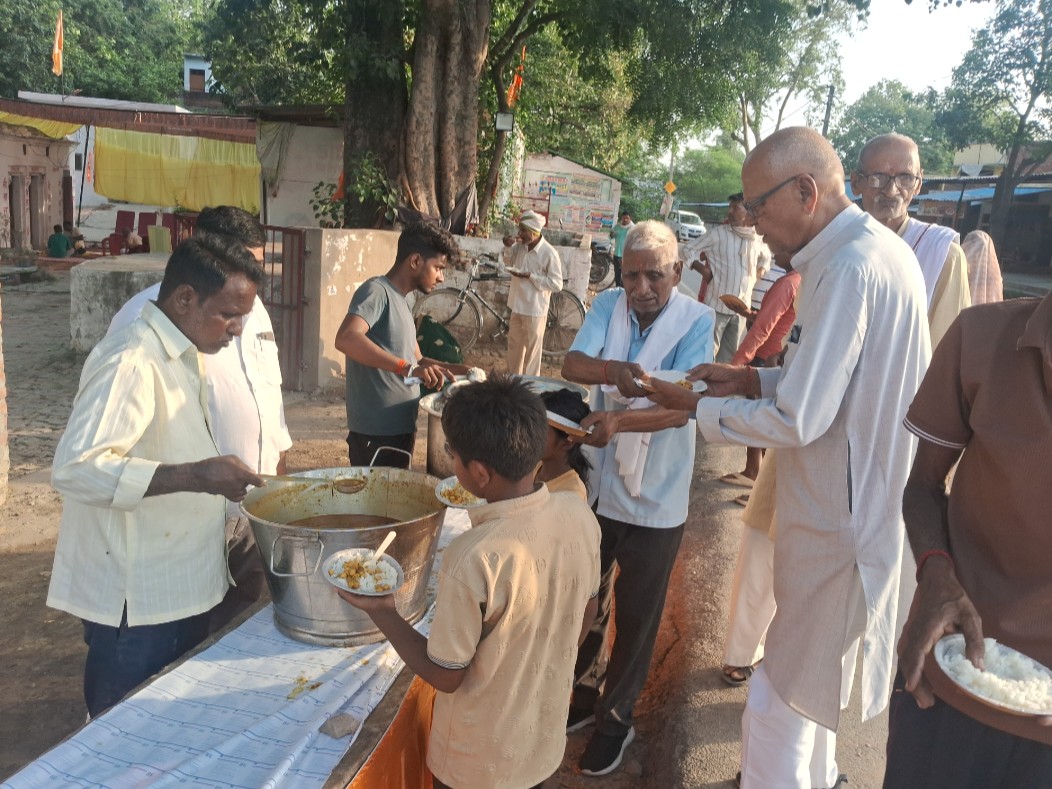 Ayodhya Temple Bhandara Prasad Vitran | Bilhar Ghat Hanuman Mandir