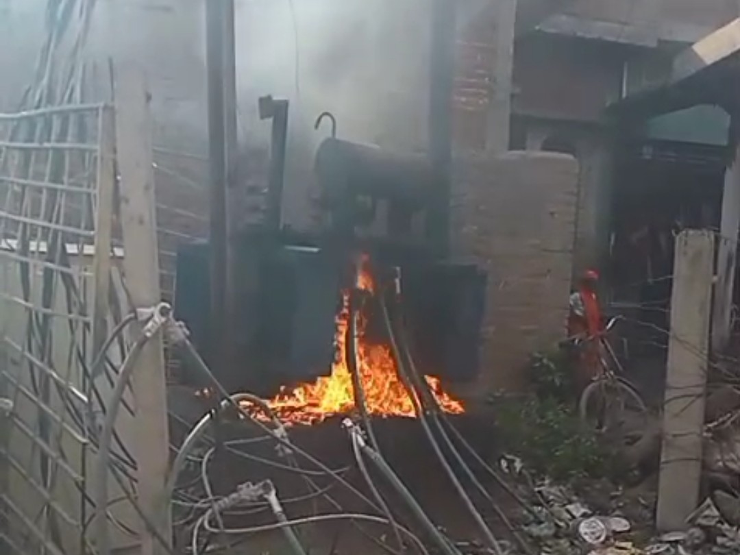 Vijaygarh Power Outage | Main Bazaar Transformer Fire Disrupts Supply