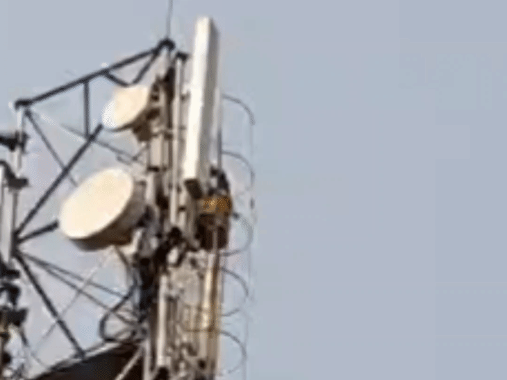 Ballia Woman Climbs Mobile Tower Over Husbands Alleged Second Marriage