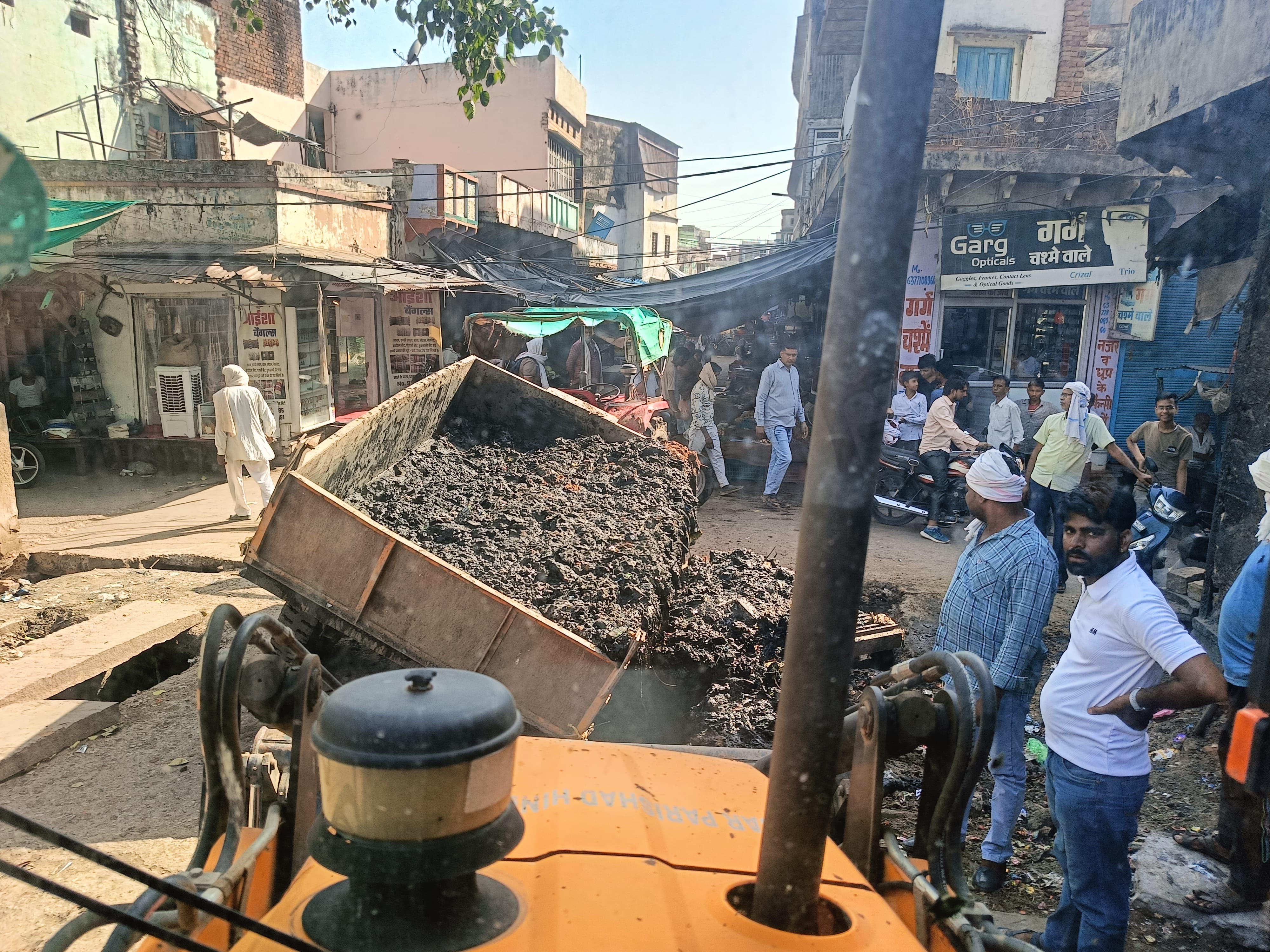 Hindaun Khari Nala: Tractor Trolley Tyre Dhansa Open Chamber | JCB Rescue
