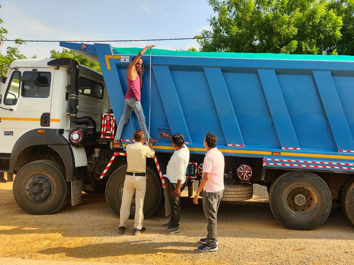 Maihar Overload Vehicles Seized | Stone Dust & Sand Transport