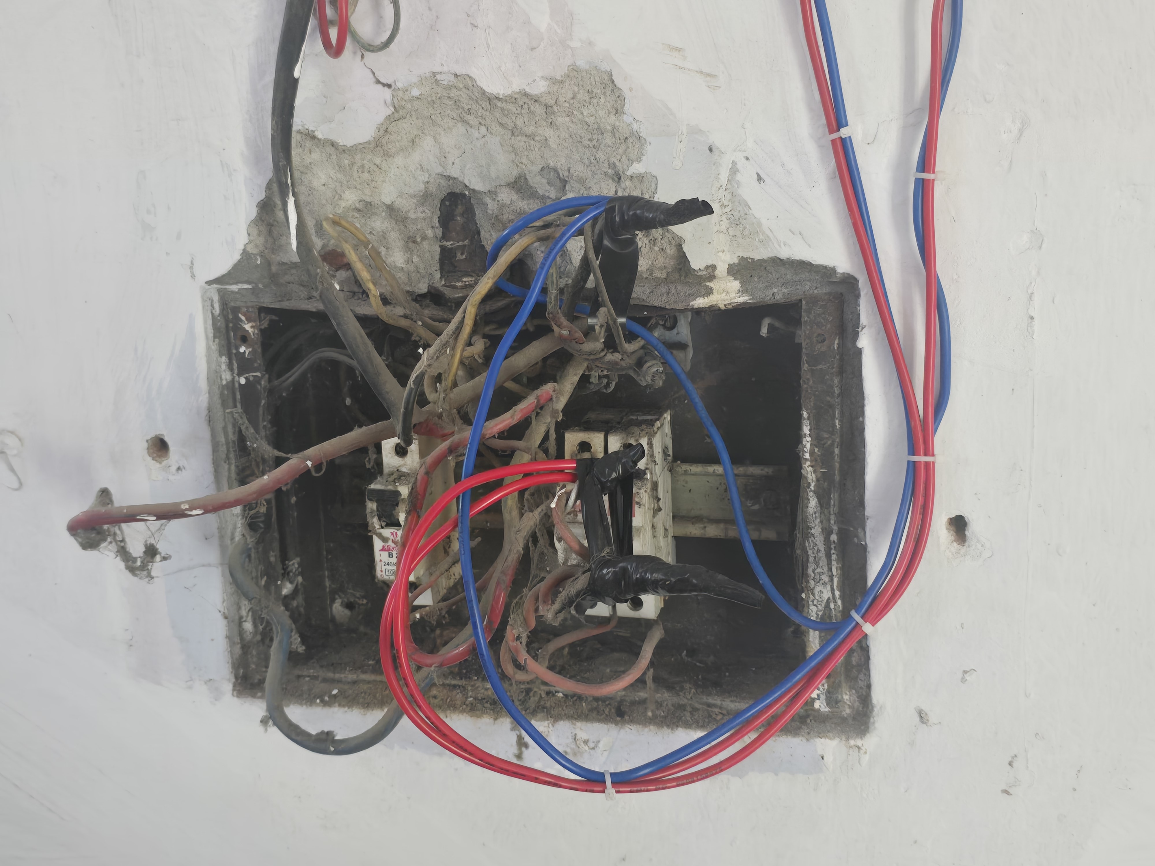 Kanpur Dehat Danger | Vikas Bhawan Open Electrical Panels Hazard