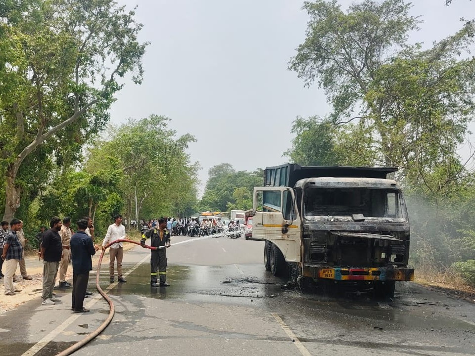 Ayodhya Dumper Fire | Driver Jumps, Traffic Hit