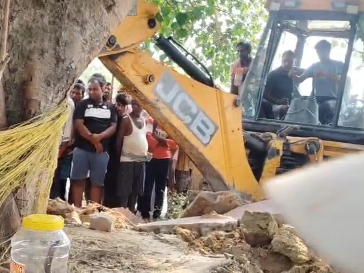 Siwan Snake Bite Deaths | Villagers Demolish Peepal Tree Platform With JCB