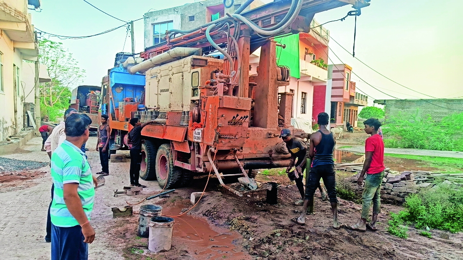 Tubewell digging stopped at 150 feet in Kawai, machine removed without ...