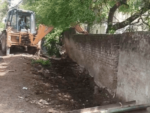 Rail Track Waterlogging Blocked: Nagar Nigam Demolishes 50-Yr-Old Wall