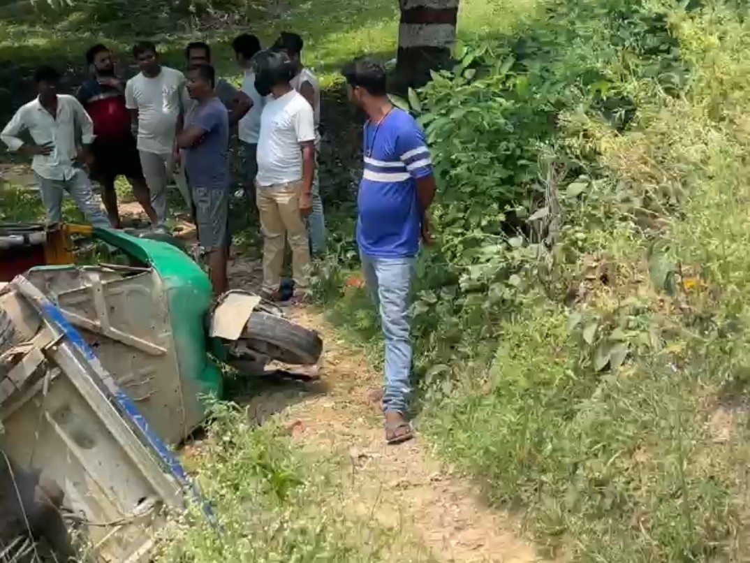 Andhra Thadi Road Accident | Vehicles Overturn, Passengers Injured