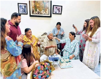 Lalu turns 78, celebrates birthday by cutting cake at Rabri's residence