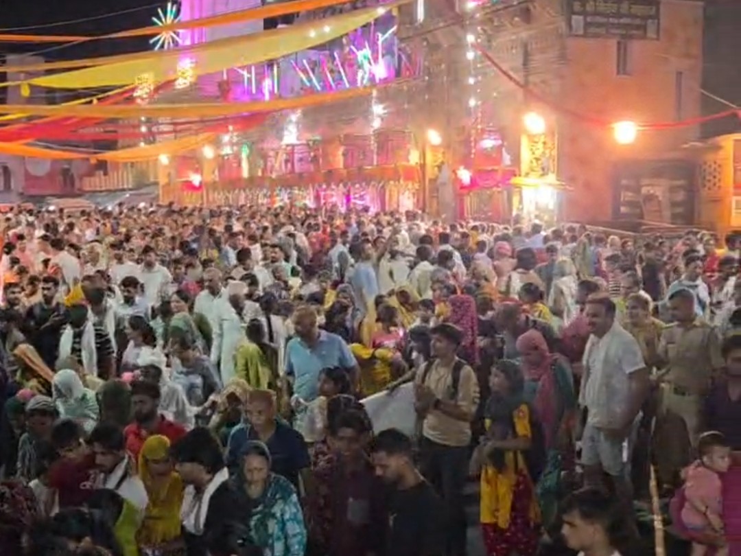 Govardhan Parikrama Human Chain | Pilgrims Crowd Overflow; Adhik Maas End
