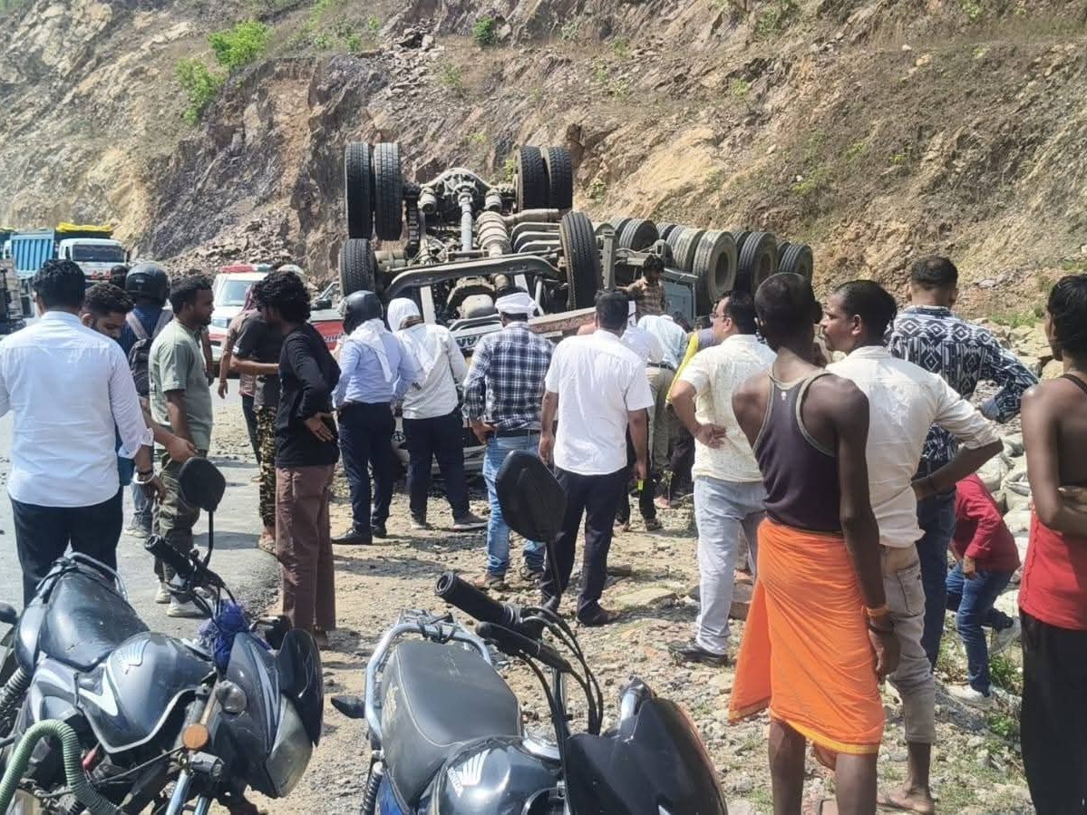 Singrauli Trailer Accident: Ultratech Cement Truck Overturns, Driver ...