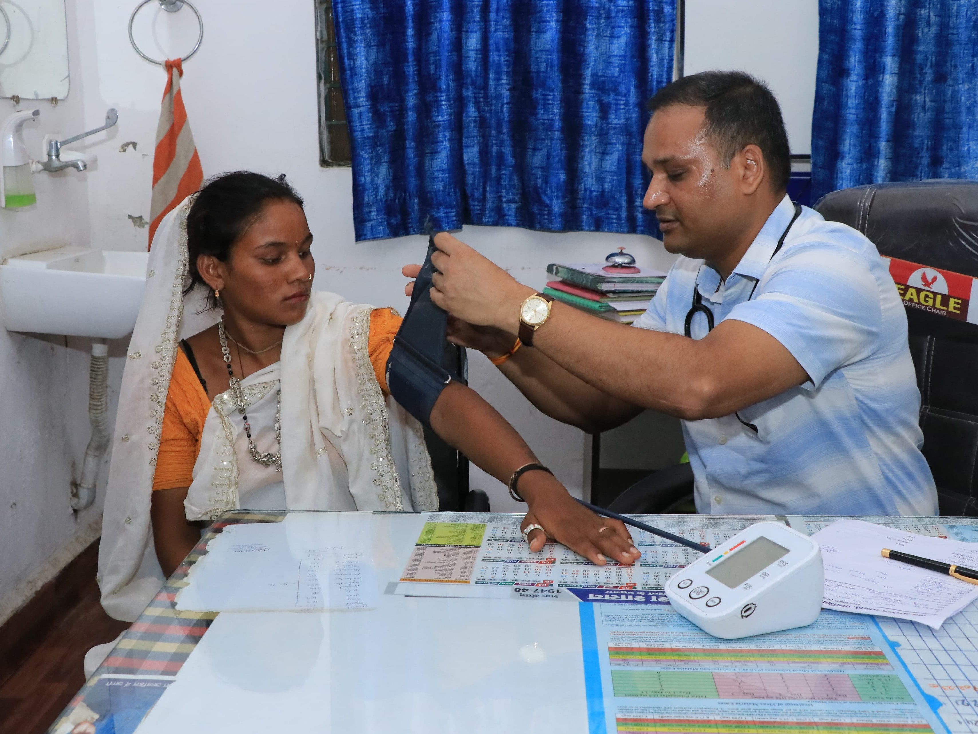 Jhabua Collector Visits Pitol Health Center, Treats Patients