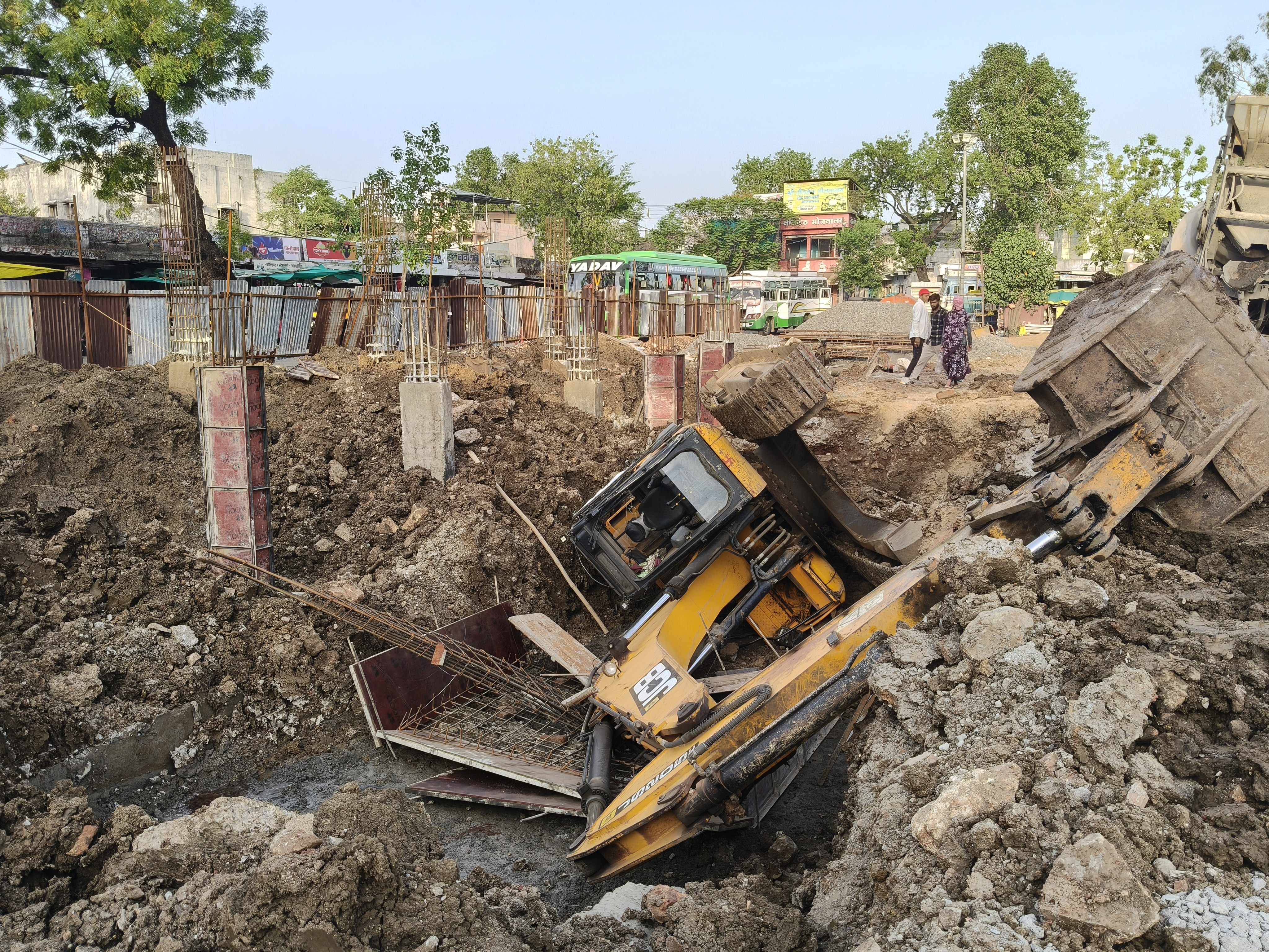 Harda Bus Stand Construction Accident: JCB Falls Into 15-Ft Pit, Worker ...