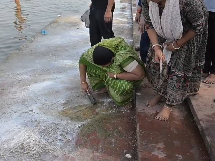Cabinet Minister Sampatiya Uike Leads Shramdaan at Mandla Maheshmati Ghat