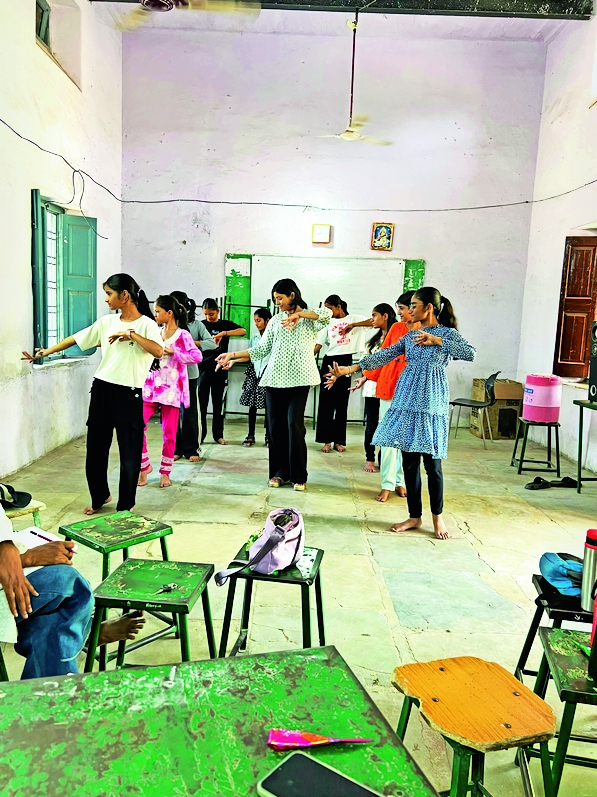 Students taking art skills training in 6 subjects