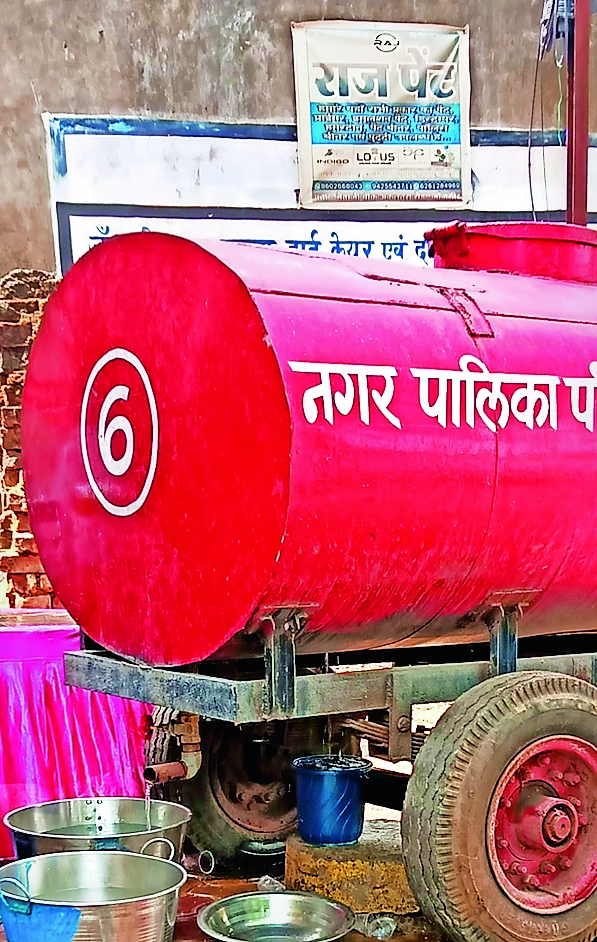 Thousands of liters of water wasted due to leakage in the municipal tanker.