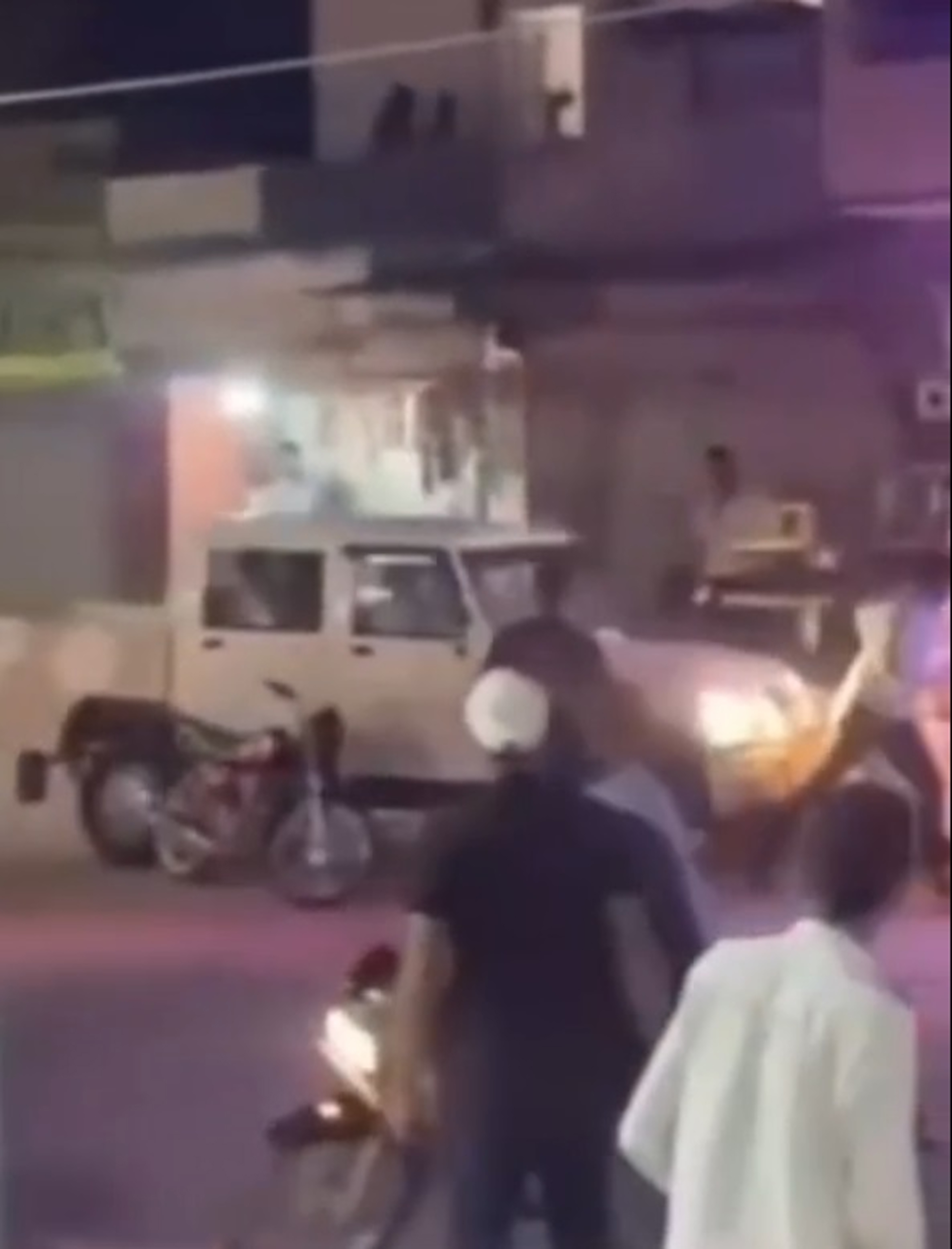 Late night, pickup driver went on a rampage, trampling several vehicles ...