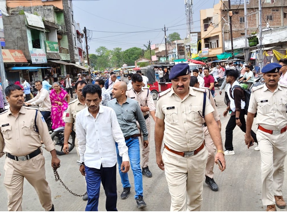 Bina Robbery Accused Parade | Knife-point Snatcher Arrested