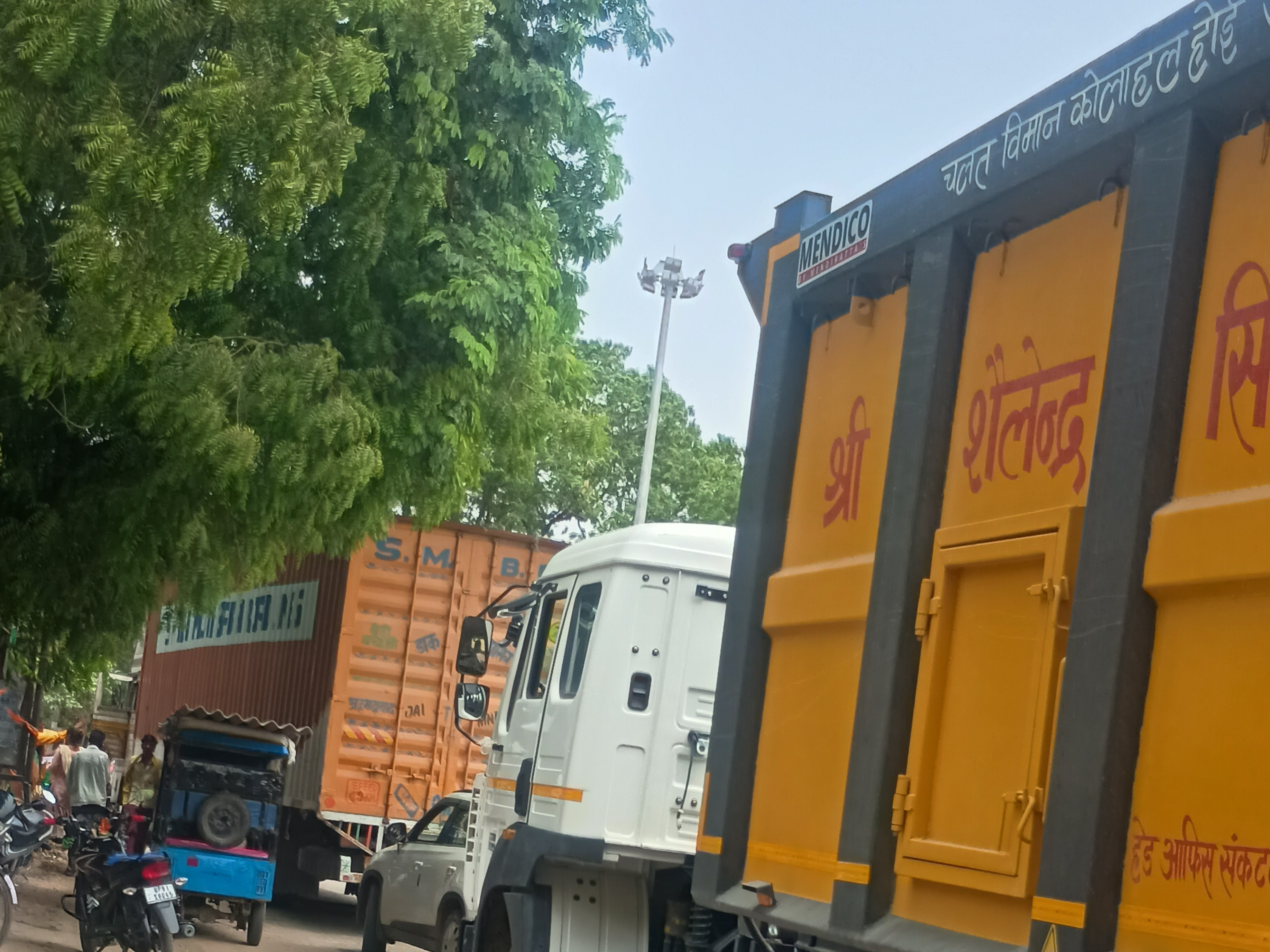 Banda Mine Road Jam & Accident Risk Rises | Overload Trucks Traffic
