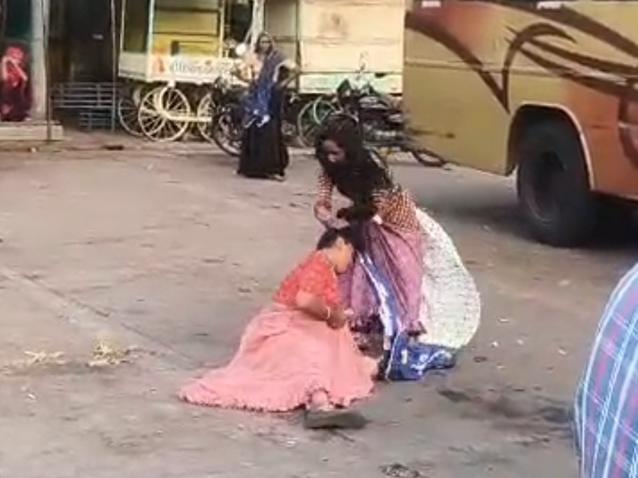Jhabua Bus Stand Pickpocket Caught Red-Handed | Woman Beaten, Handed ...