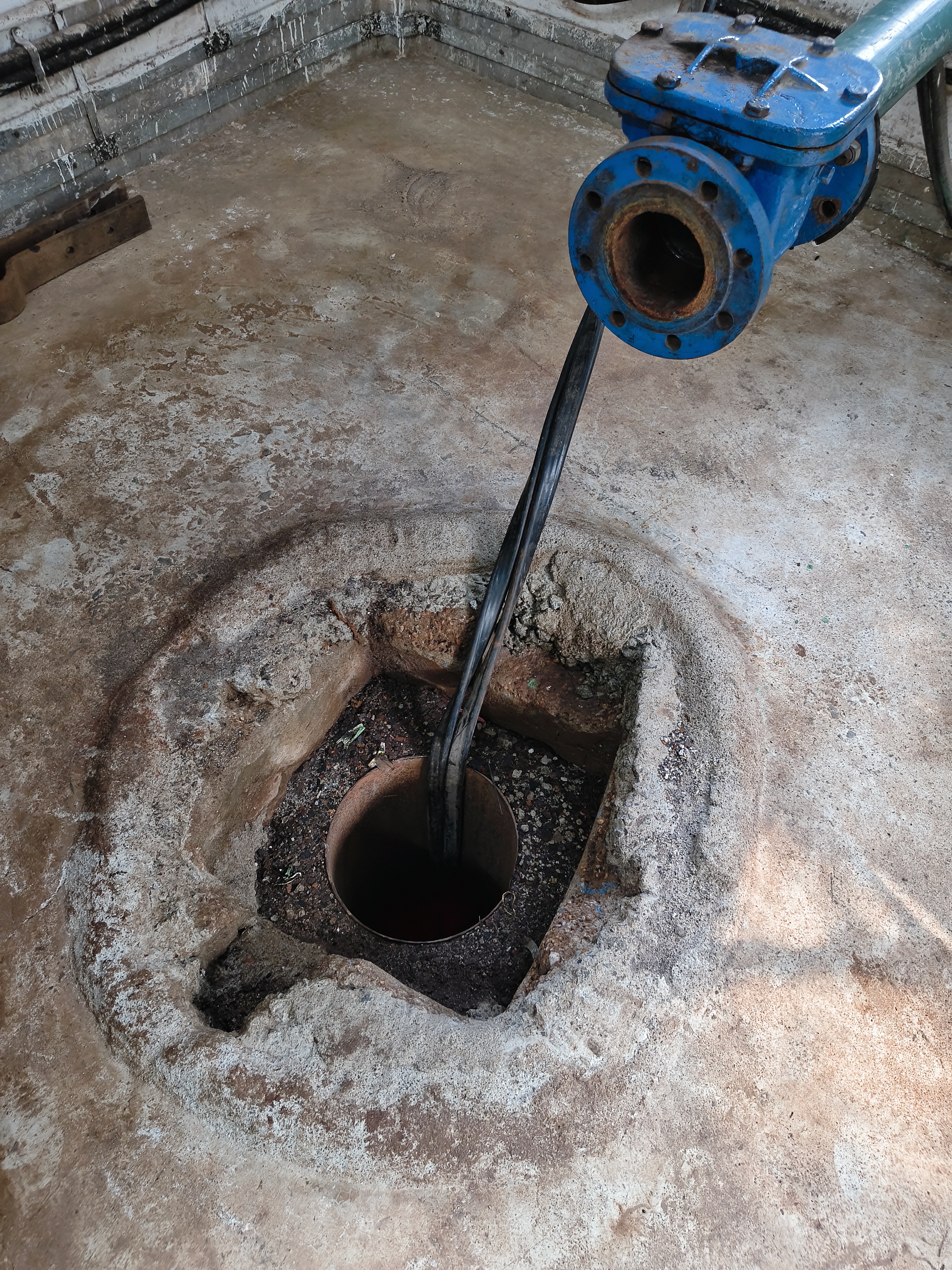 Two motor pumps slipped and fell into a pit; the drinking water crisis ...