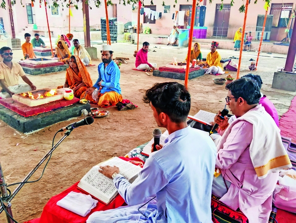 Devotees offered sacrifices in the 9-day long Shri Ram Manas Yagna.