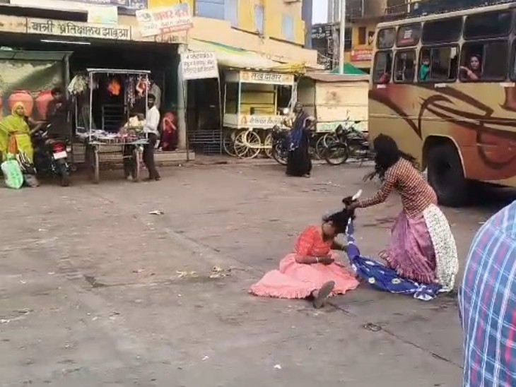 Jhabua Bus Stand Pickpocket Caught Red-Handed | Woman Beaten, Handed ...