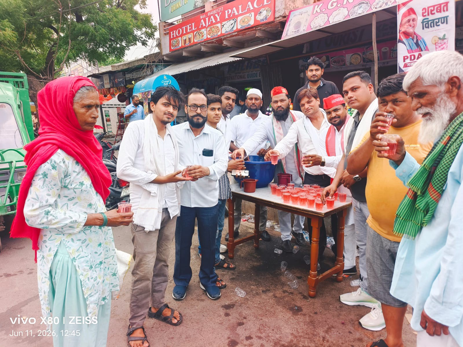 Fatehpur Sikri Bus Stand Heat Relief | SP Workers Distribute Sharbat