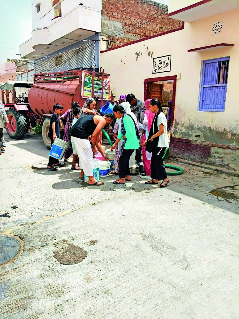 Ghulam-e-Mustafa Youth Icon Team is sending free water tankers