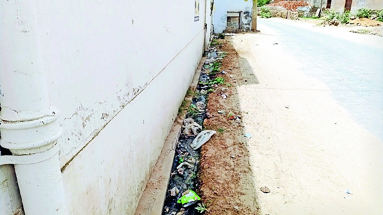 Regular cleaning is not being done in Ward 11 of Sahwa, drains are ...