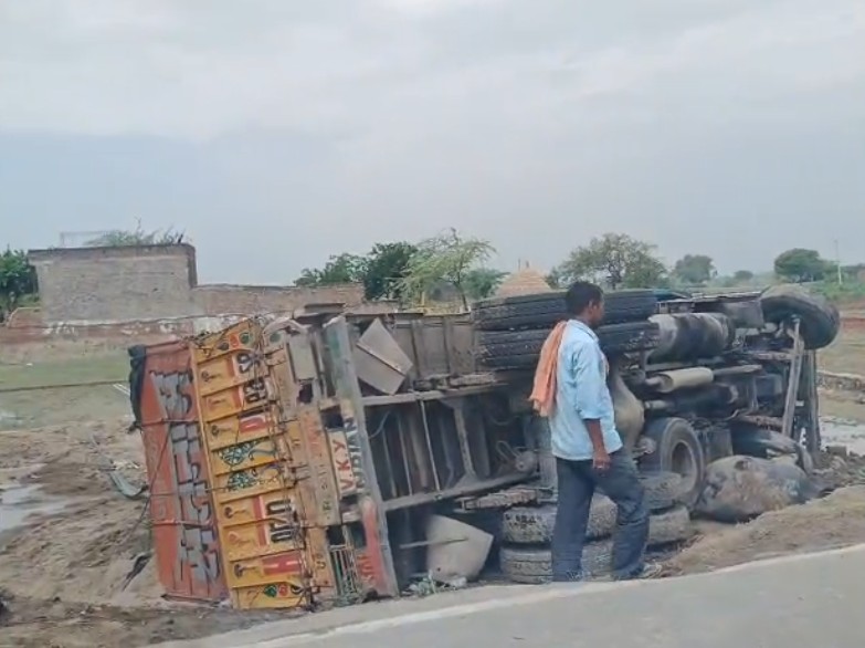 Overload Truck Falls Into Ditch on Isuali-Jalesar Road | Police Probe On