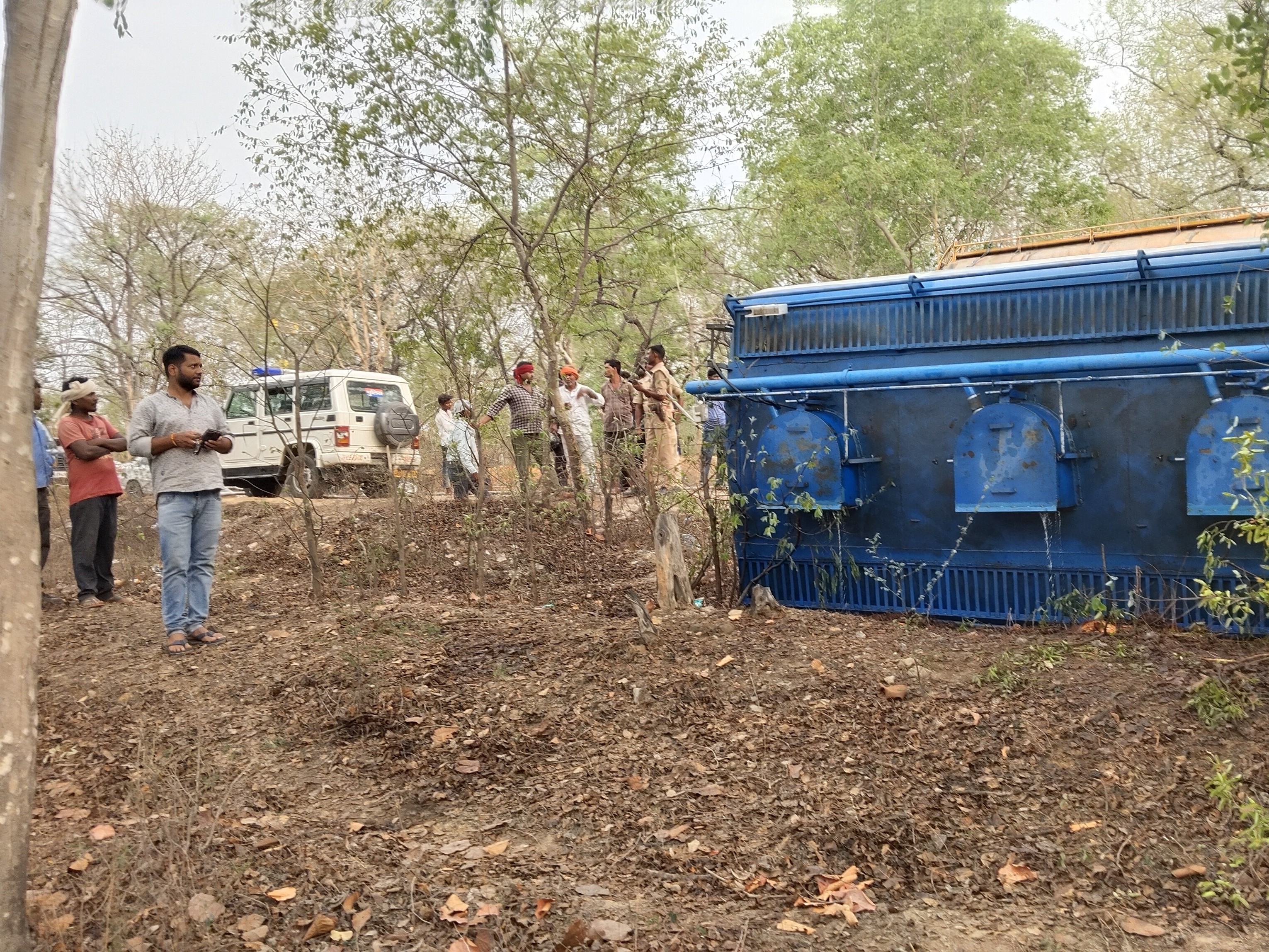 Sonbhadra Diesel Tanker Rollover | Villagers Collect Spilled Fuel