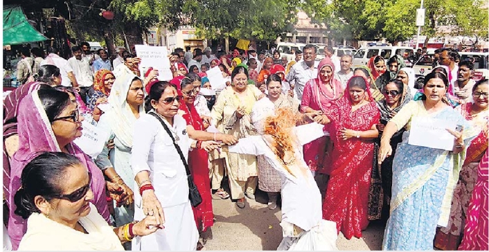 The tongue caused a ruckus: The Mahila Congress made the effigy of ...