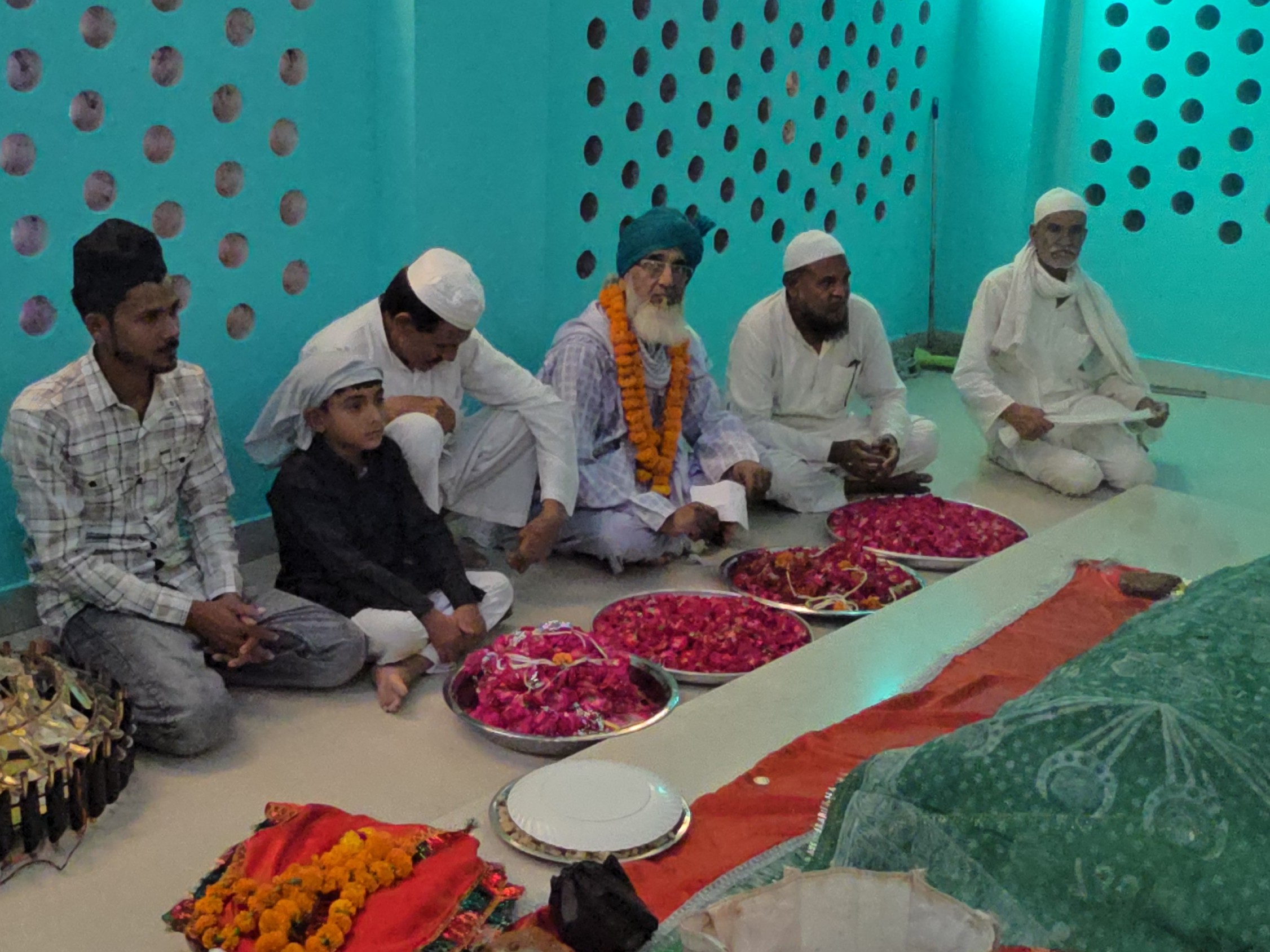 Hamirpur Urs: Chadarposhi, Langar Distribution; Pathan Shah Baba URS Begins