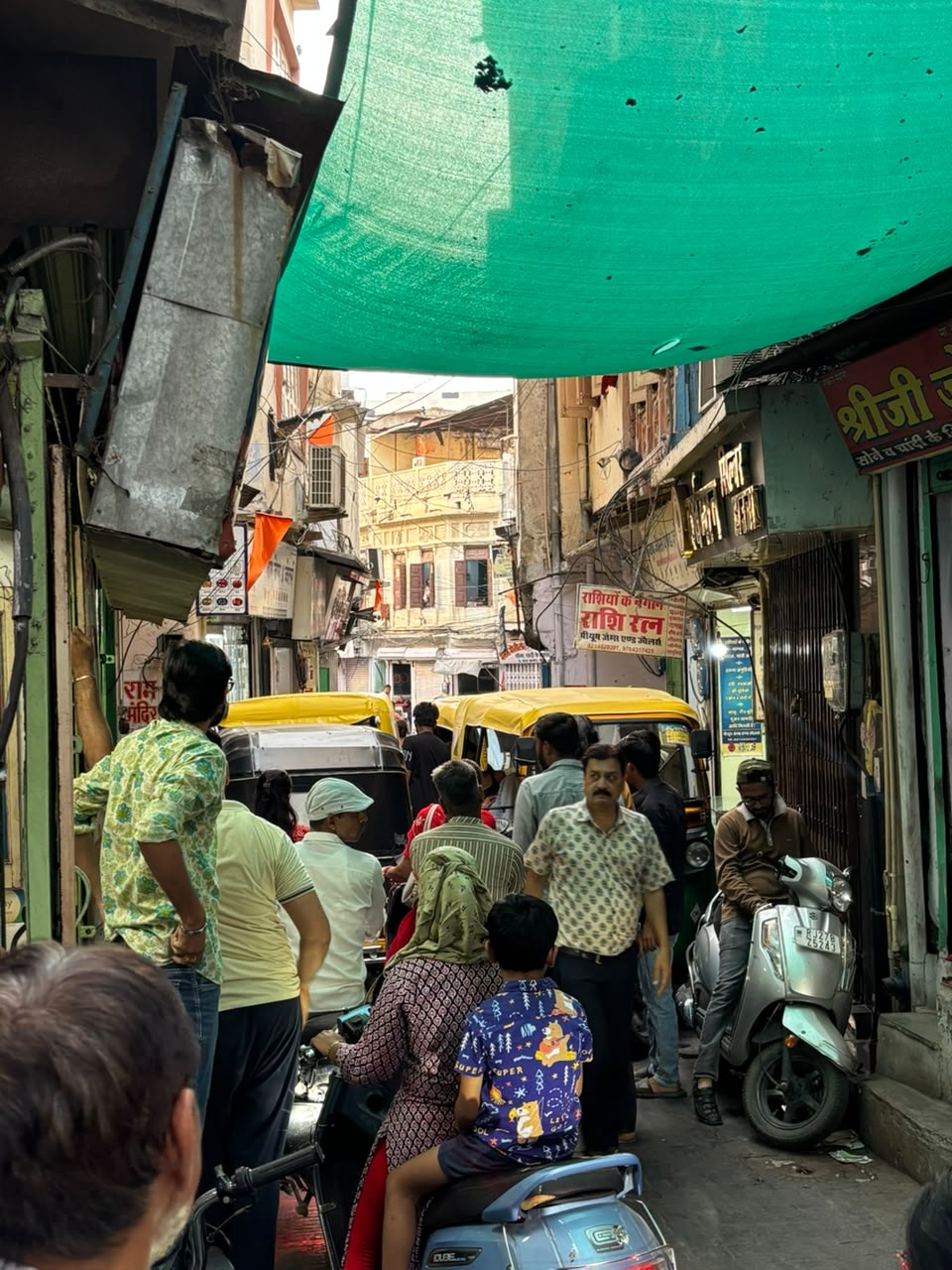 Daily jam at the roots of the clock tower, demand for one-way