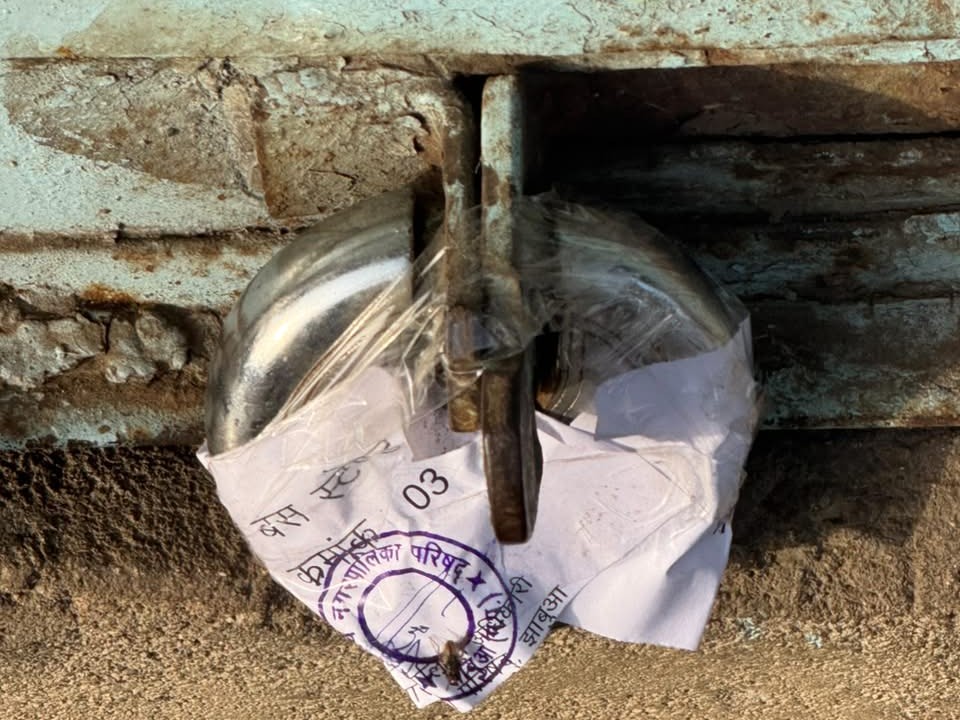 Jhabua Municipality Seals Shops Despite Court Stay Order | Bus Stand Action