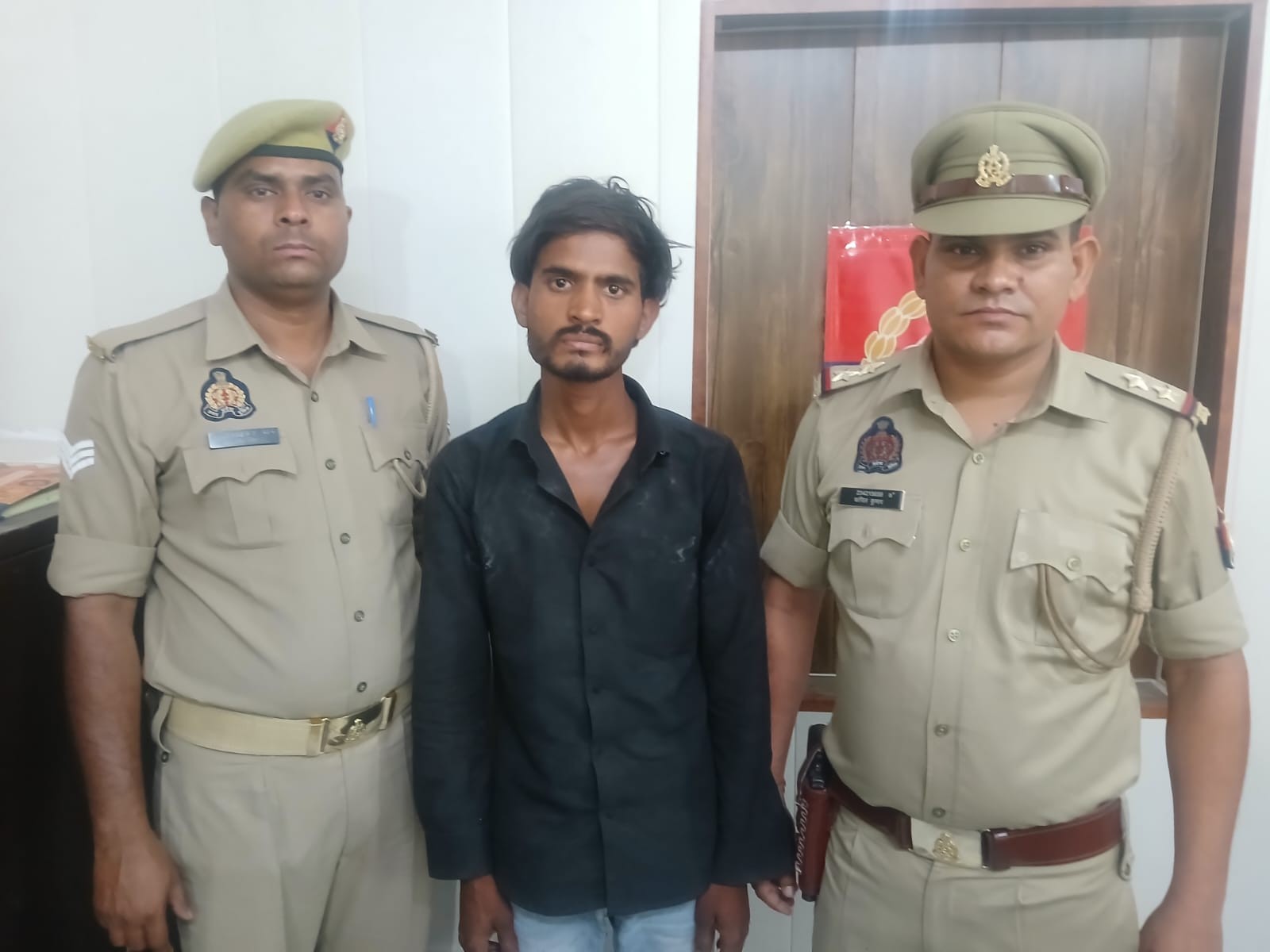 Shikohabad Police Nab Pickpocket | 15K Cash & Knife Recovered