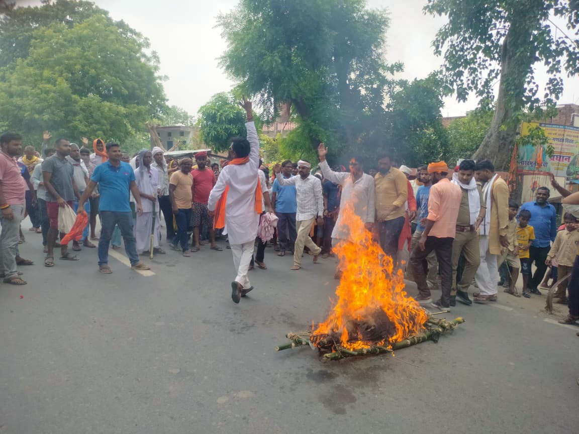 Ballia Dubahar Farmers 6th Day Protest | NHAI Effigy Burnt, Traffic Blocked
