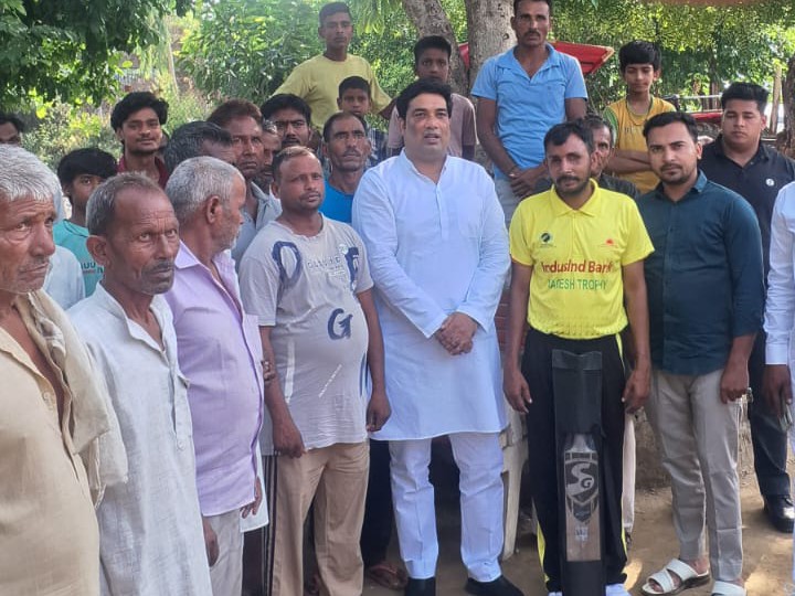 Meerut Blind Cricketer Honored By SP Leader Waseem Raja | Bat Gift