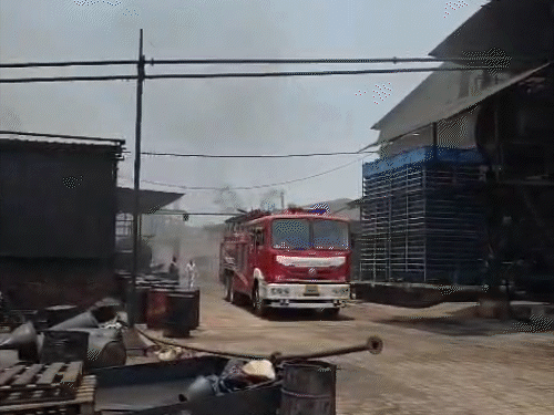 Raipur Oil Factory Fire | Smoke Billows, Fire Brigade Arrives; VIDEO