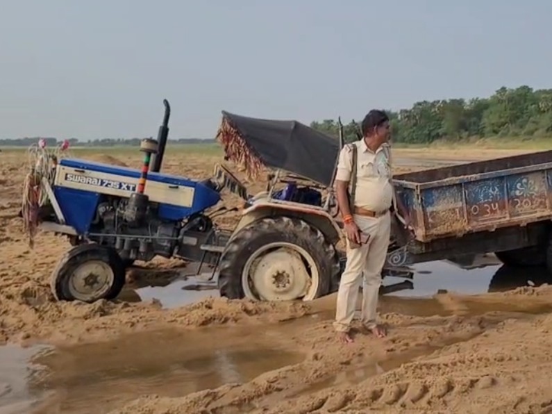 Lakhisarai Sand Mafia Escape | Kewal Nadi Raid, 7 Tractors Seized