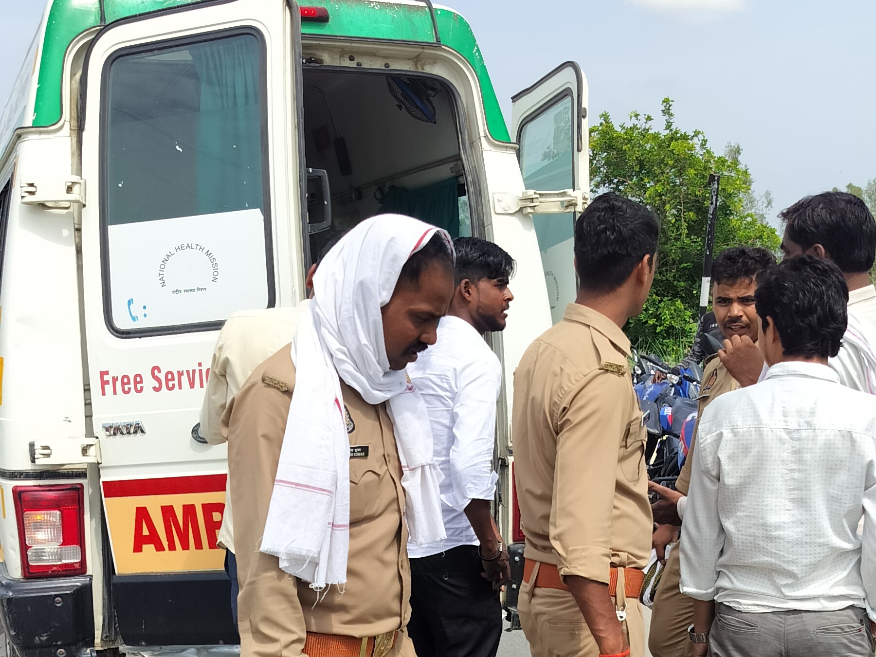 Lucknow-Bangarmau Road Accident | Aseevan Police Bike Fall
