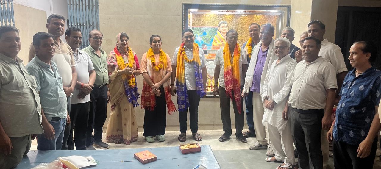 Two meritorious students were given the gift of air travel to Ayodhya Dham.