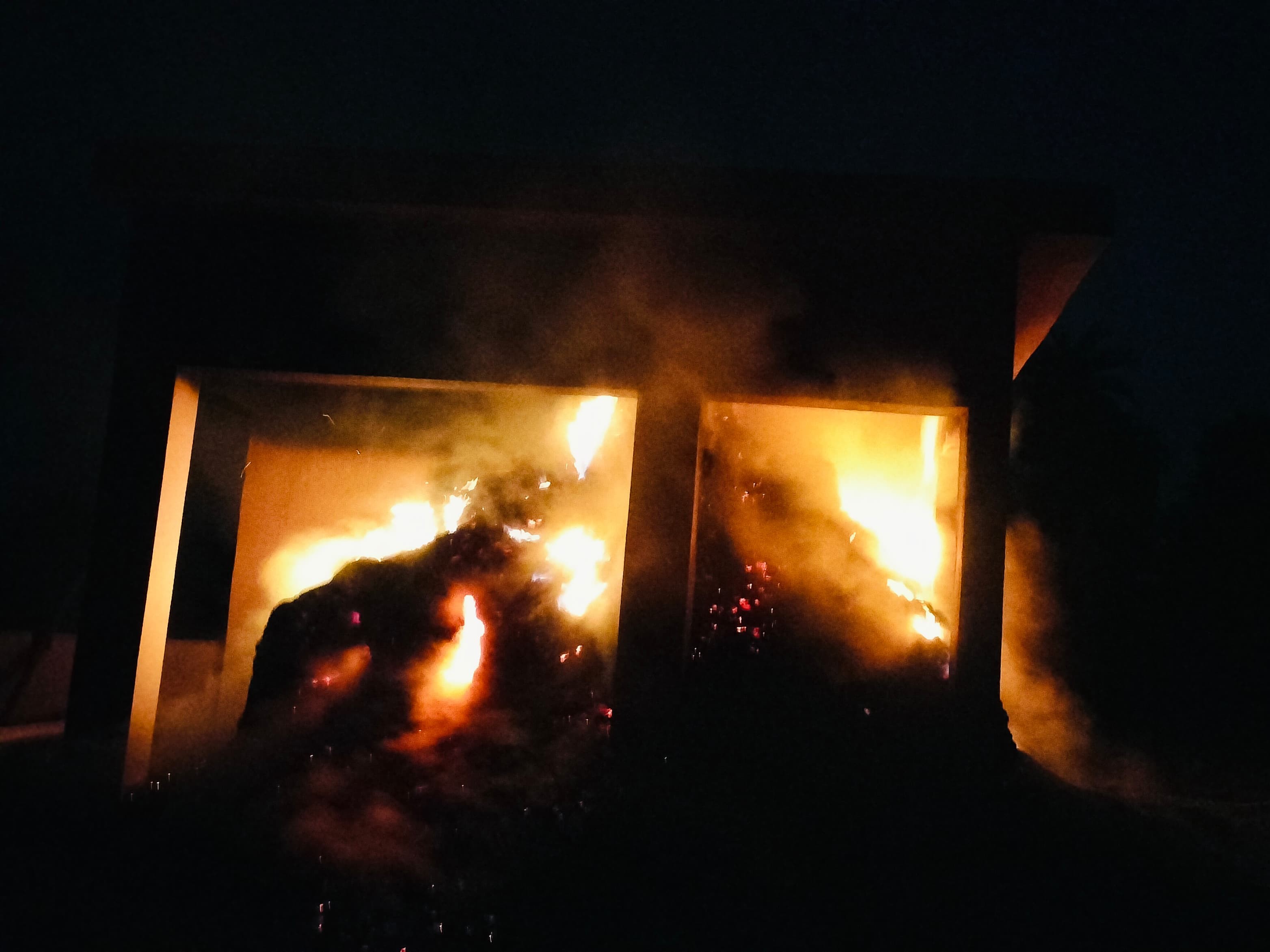 Futhera Mauza Fire | Rs 19 Lakh Loss Farmers Bhusa Blaze, Jhansi