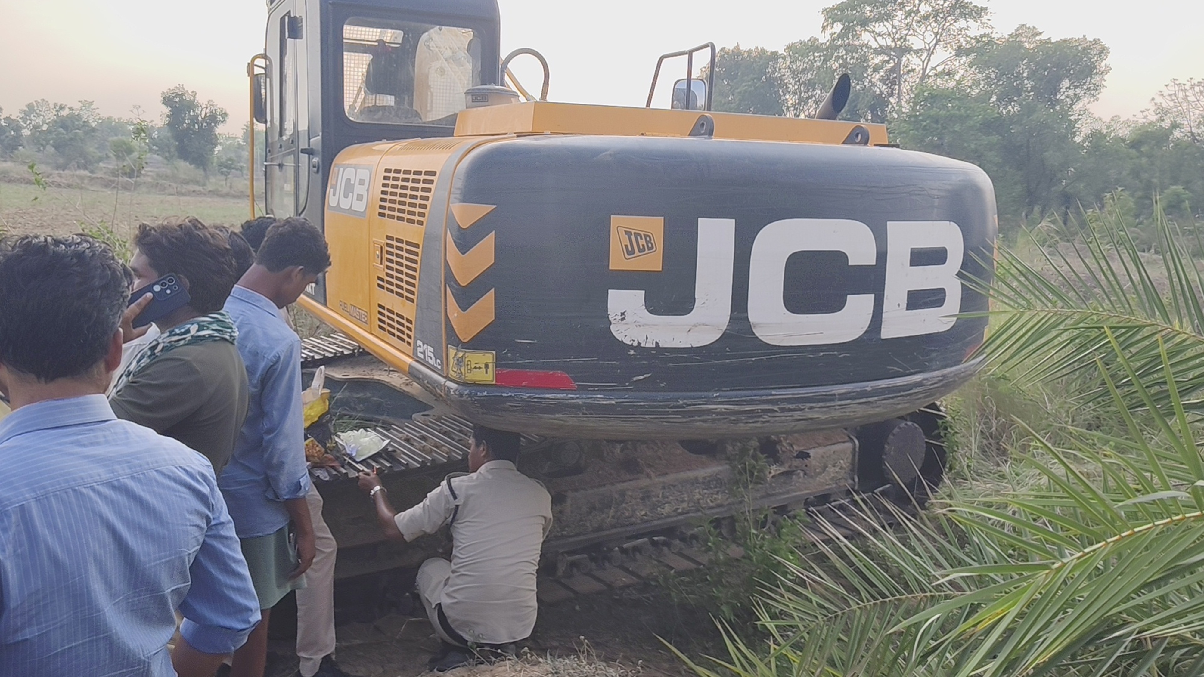 Illegal sand mining 2 Chain Mountain seized