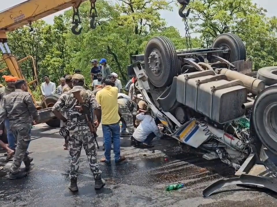 Cold Drink Truck Accident in Jharkhand | Driver Trapped, Looting